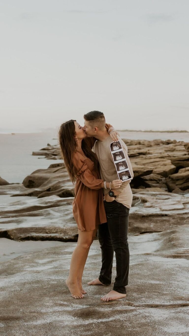 25+ *Stunning* Ideas for a Beach Pregnancy Announcement (2023)