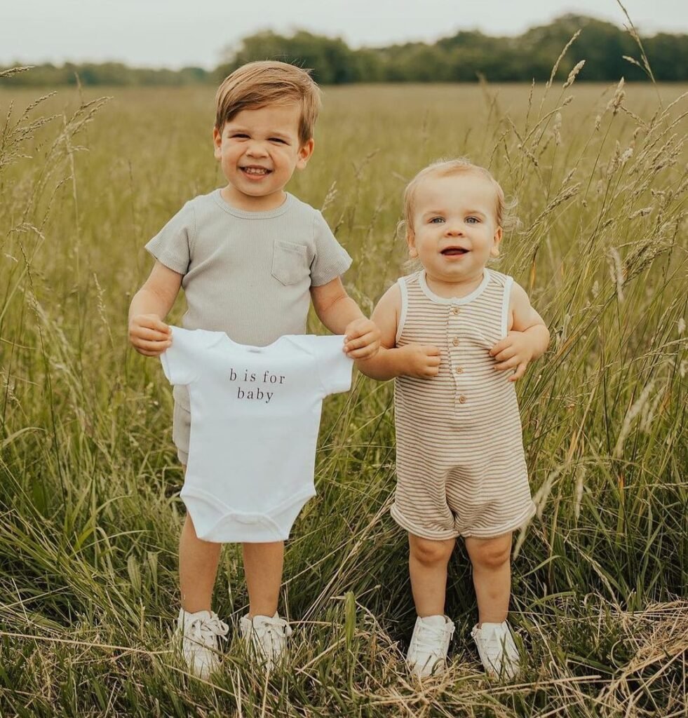35+ *Ridiculously Precious* Sibling Pregnancy Announcement Photos