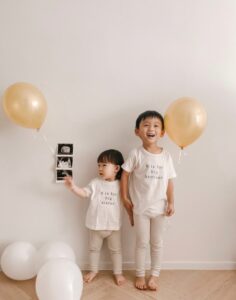 35+ Beautiful Sibling Pregnancy Announcement Photos