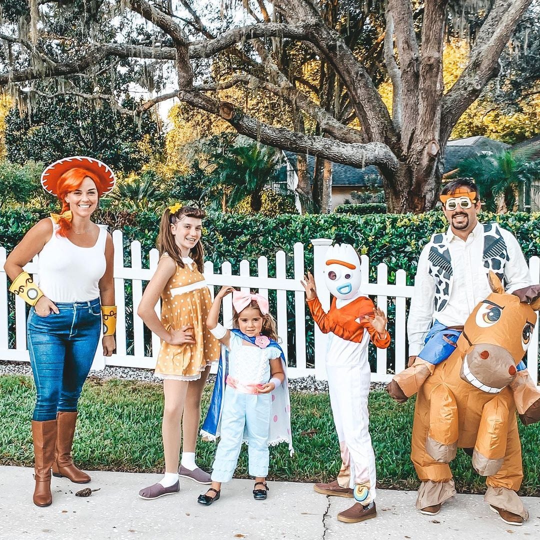 35+ *Cute* Disney Family Halloween Costumes - 2023