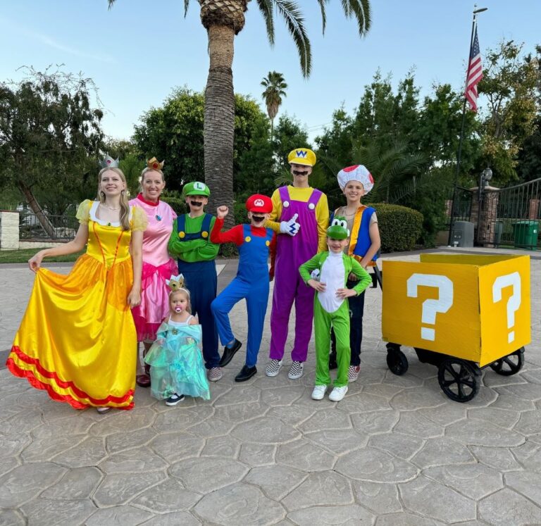 35+ *Best* Matching Family Halloween Costumes