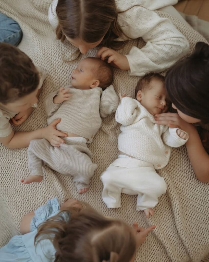 13+ *SWEETEST* Sibling & Newborn Photo Ideas To Copy Now