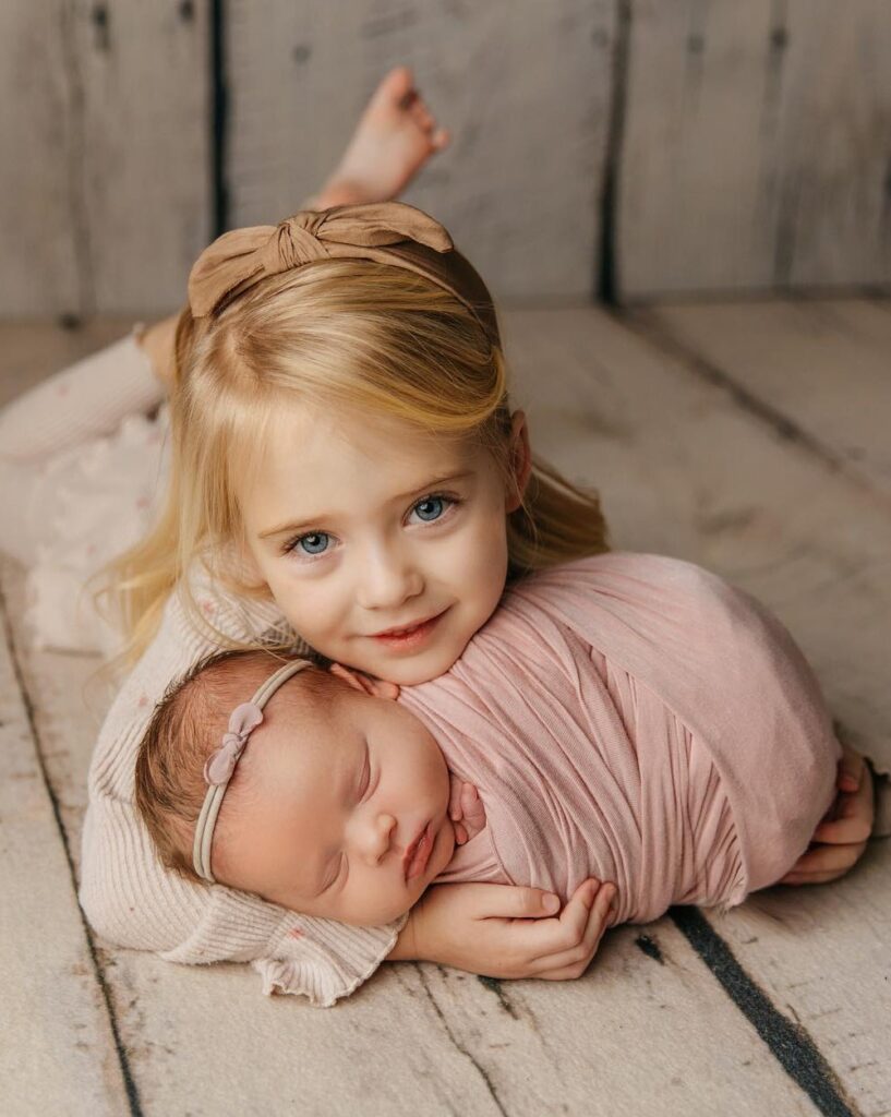 13+ *SWEETEST* Sibling & Newborn Photo Ideas To Copy Now