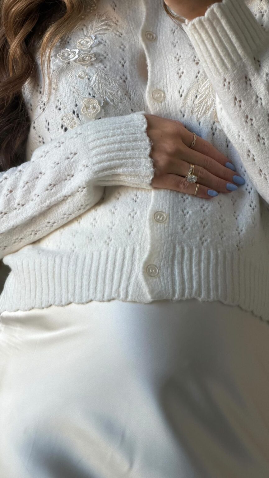 35+ *Cute* Gender Reveal Outfit Ideas for Mom